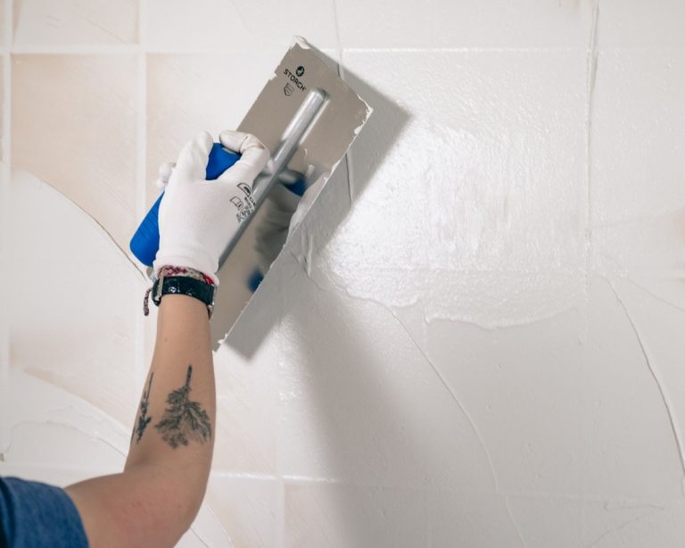 Appliquer l'enduit de lissage : guide pratique pour une finition parfaite - Triplel Le Mag