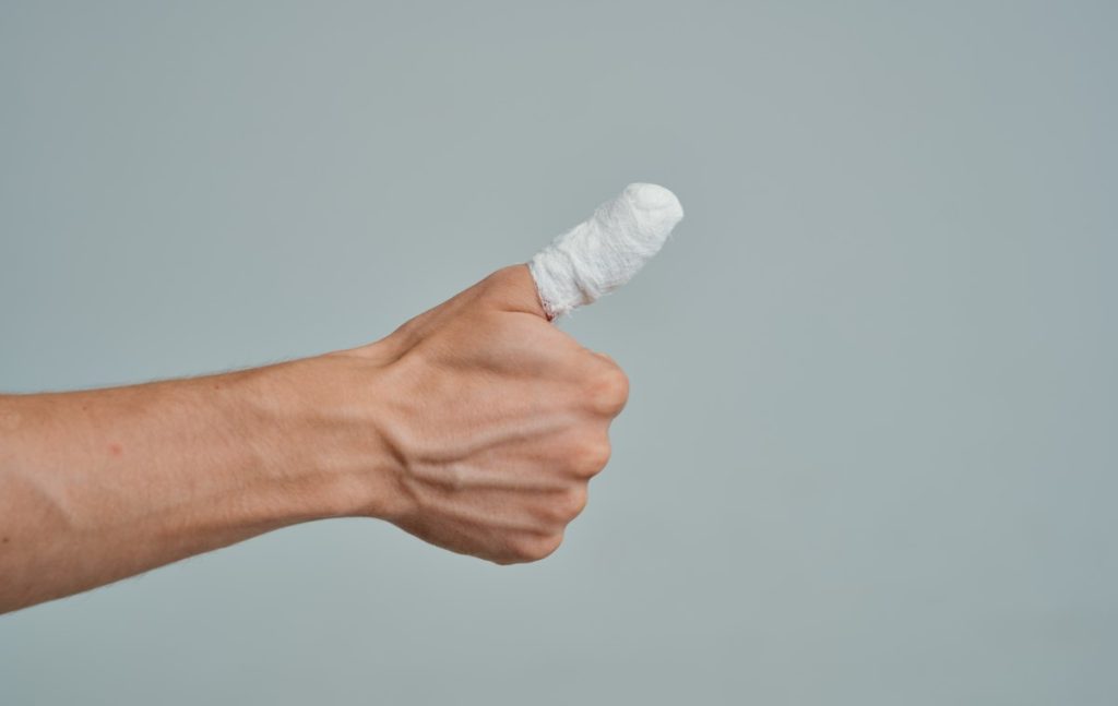Comment se casser un doigt sans avoir trop mal ? - Triplel Le Mag